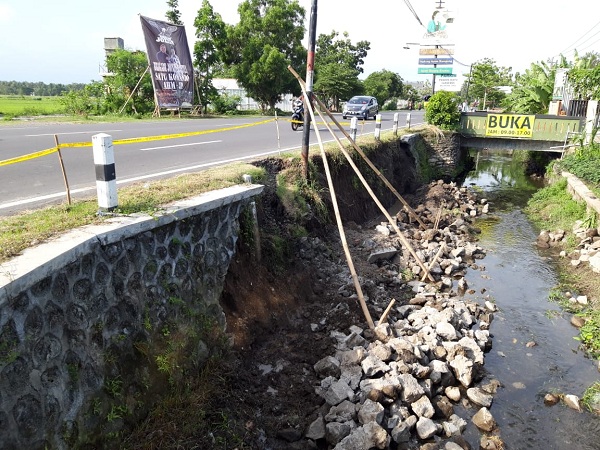 Hampir Sepekan Talud di Jalan Srandakan Ambrol, Akhirnya Diperbaiki - Star Jogja FM