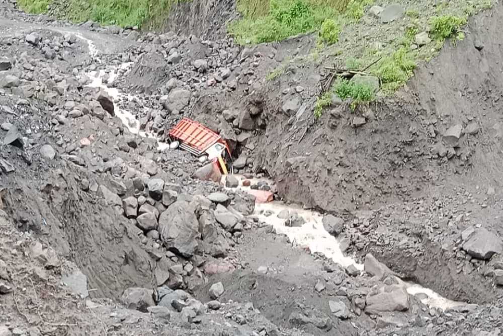 Truk Penambang Pasir Merapi Terjebak Lahar Hujan - Star Jogja FM