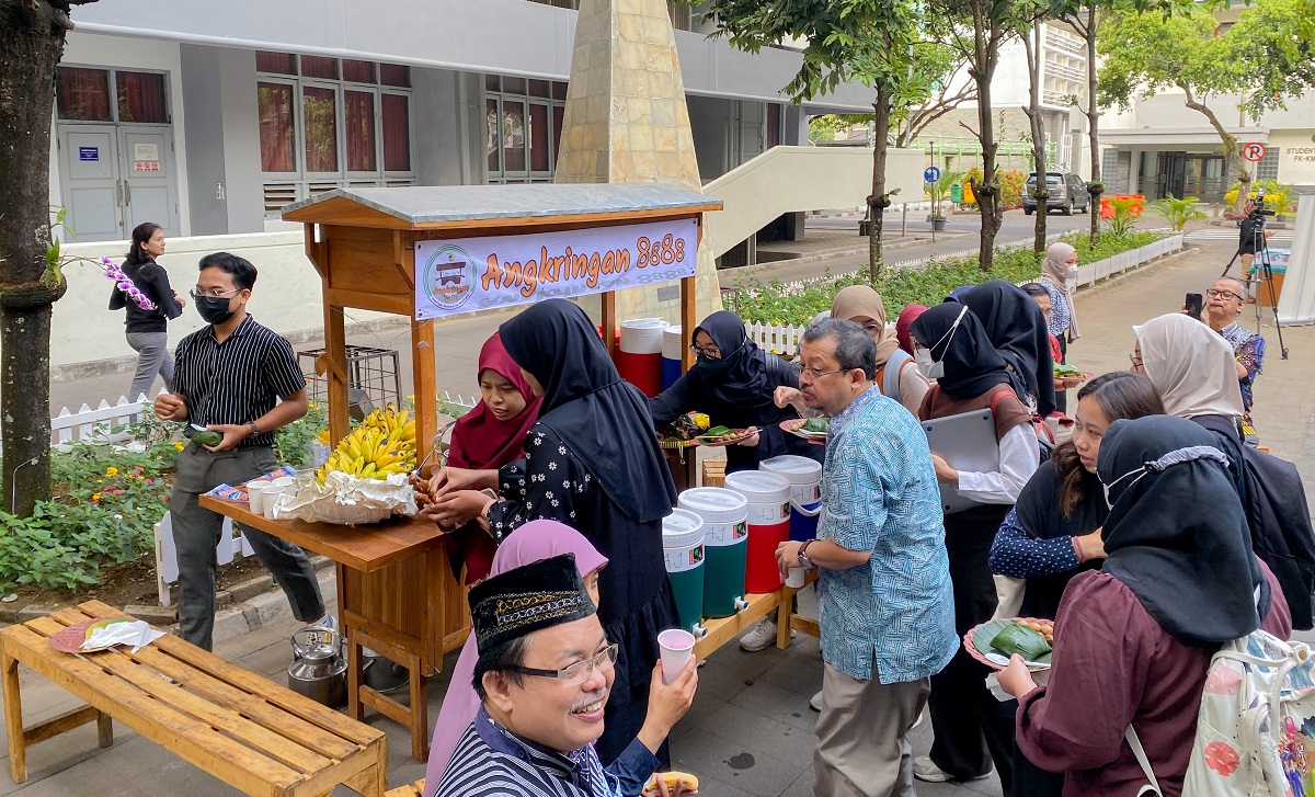 Biasakan Sarapan Sehat, FK-KMK UGM Buka Angkringan Sehat ‘Angkringan 8888’ - Star Jogja FM