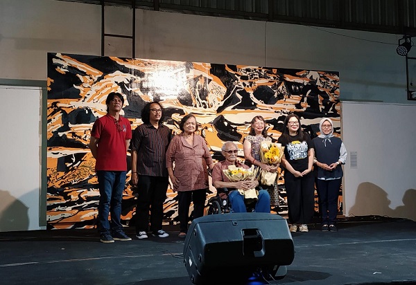 Siti Adiyati dan Subroto Sm Mendapat Penghargaan Pencapaian Seumur ...