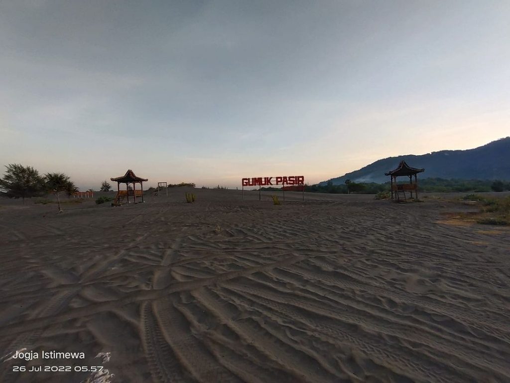 Pesona Hamparan Pasir di Gumuk Barchan - Star Jogja FM