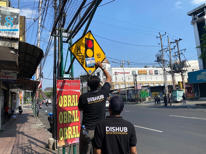 Dishub Bersihkan Rambu Lalu Lintas Korban Vandalisme - Star Jogja FM