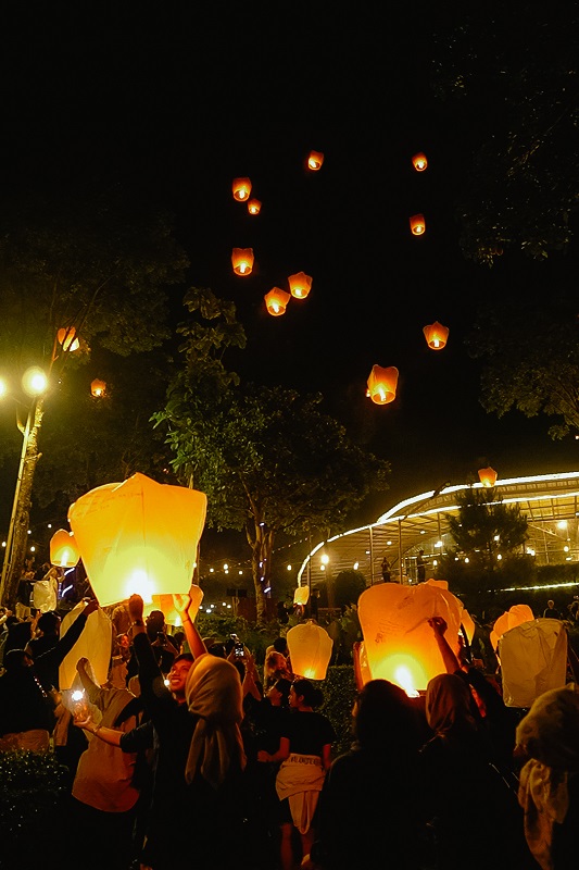 Lampion Wonderland De Mangol View Jogja, Tradisi Baru Rayakan Malam ...